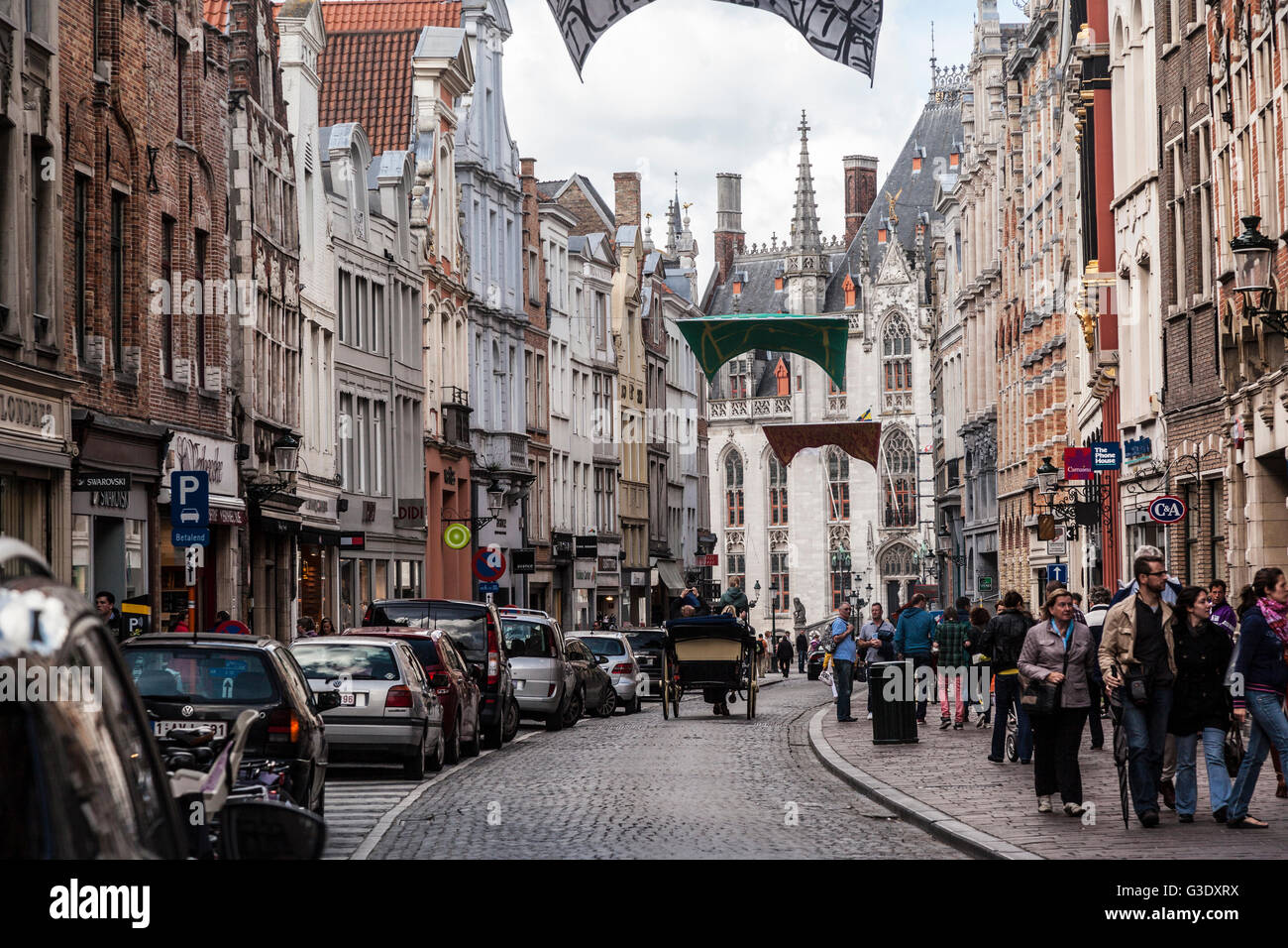 Crowd of people on a typical street with historical buildings in Bruges ...