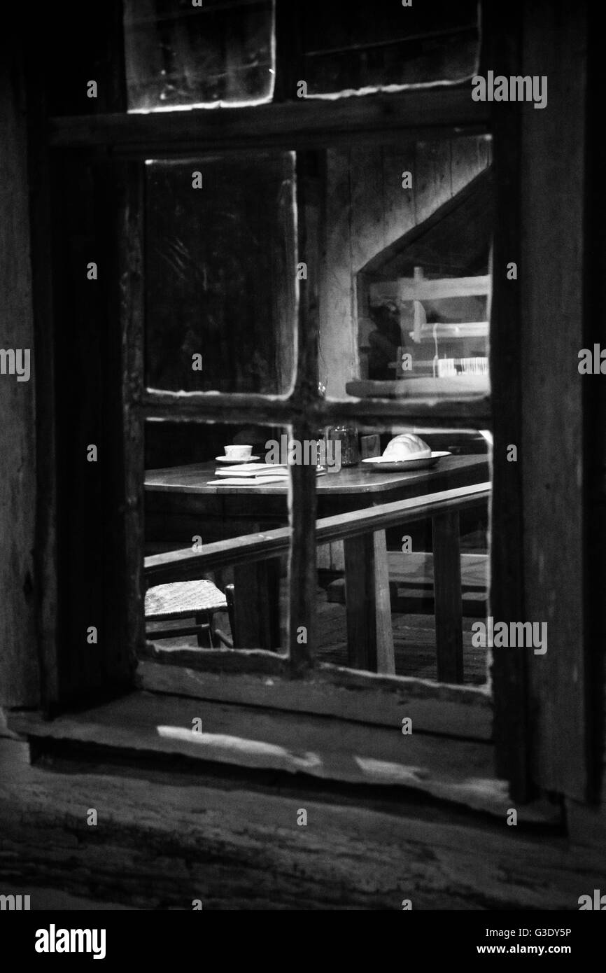 Cabin interior pioneer hi-res stock photography and images - Alamy