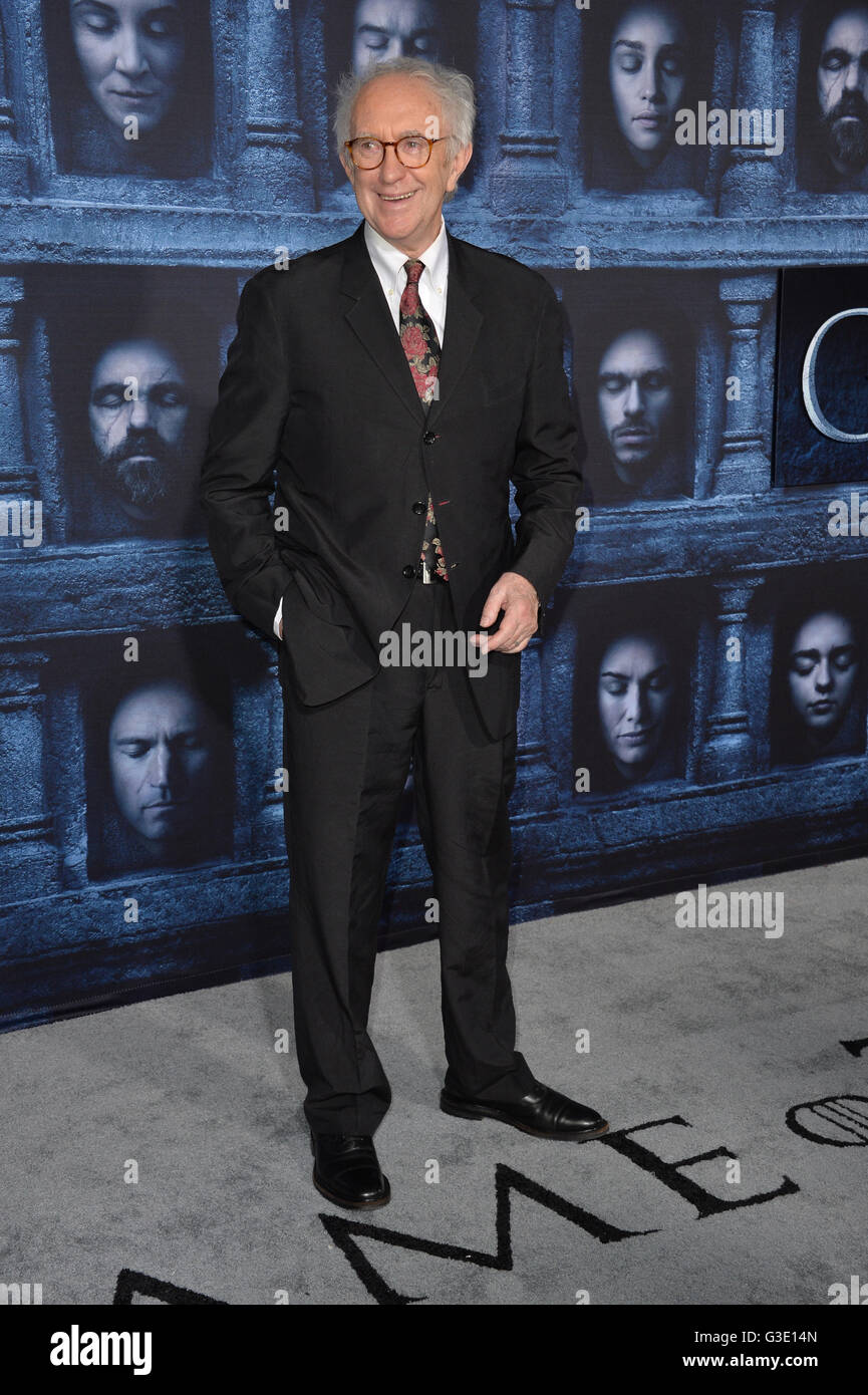 Celebrities jonathan pryce hi-res stock photography and images - Alamy