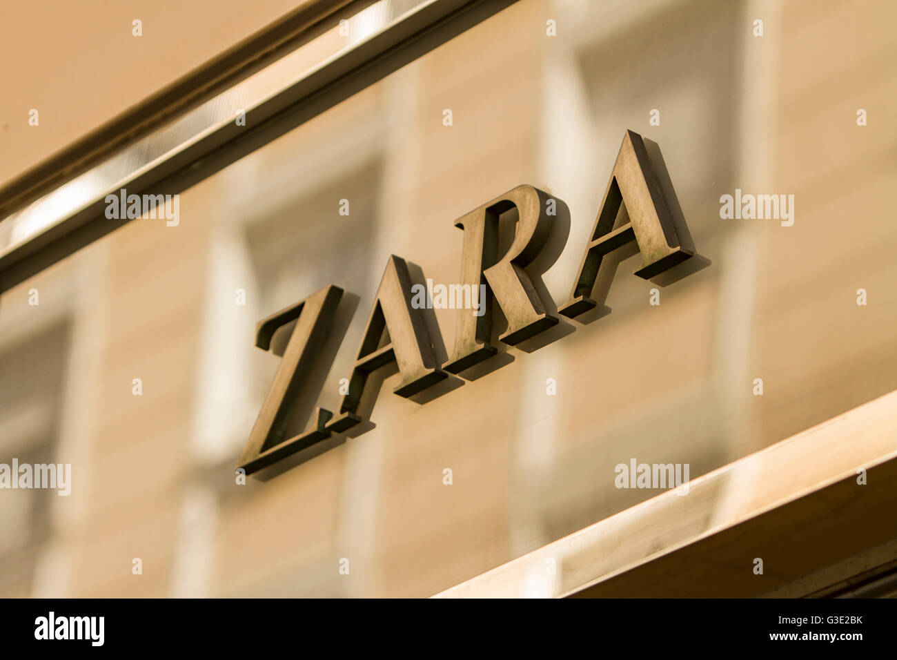 Zara store madrid hi-res stock photography and images - Alamy