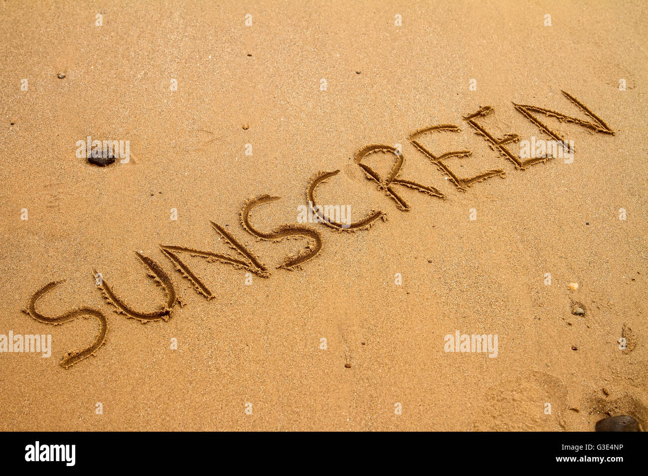 The word Sunscreen wrote in sand on a beach Stock Photo - Alamy