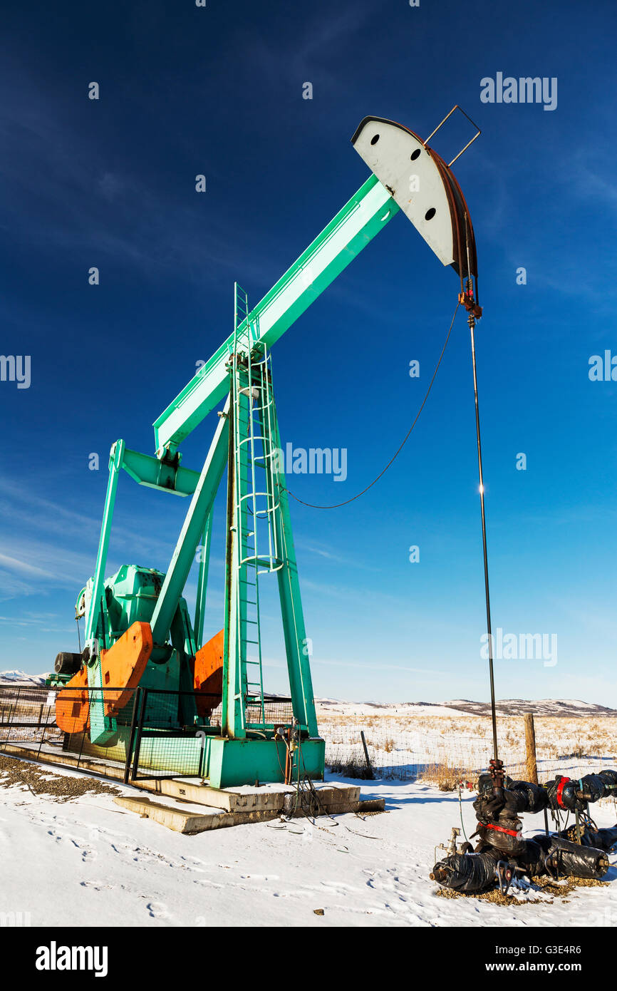 Oil pumpjack in winter snow hi-res stock photography and images - Alamy