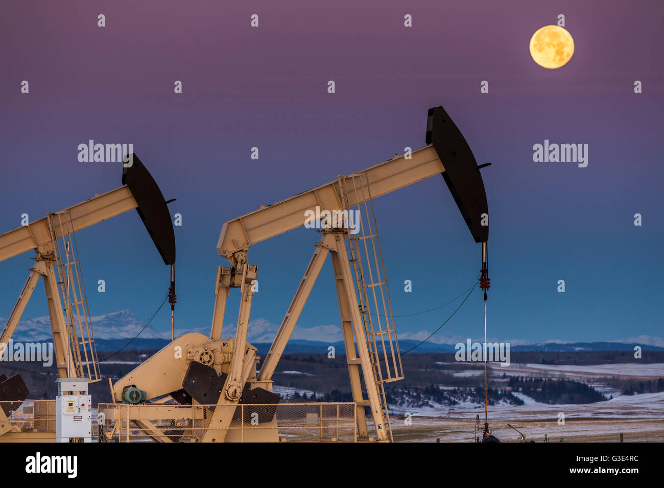 Two pump jacks hi-res stock photography and images - Alamy
