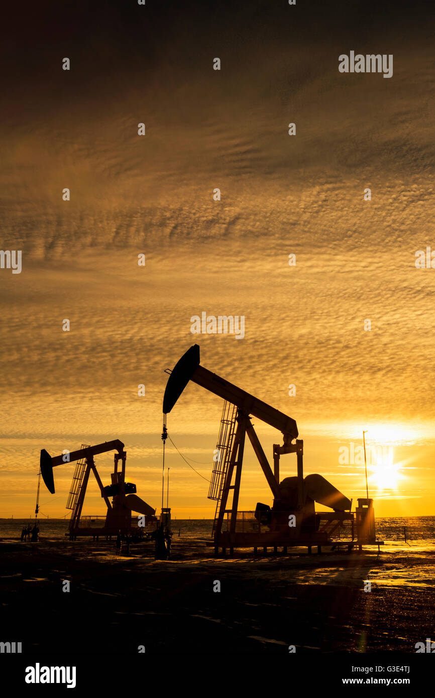 Two pump jacks hi-res stock photography and images - Alamy