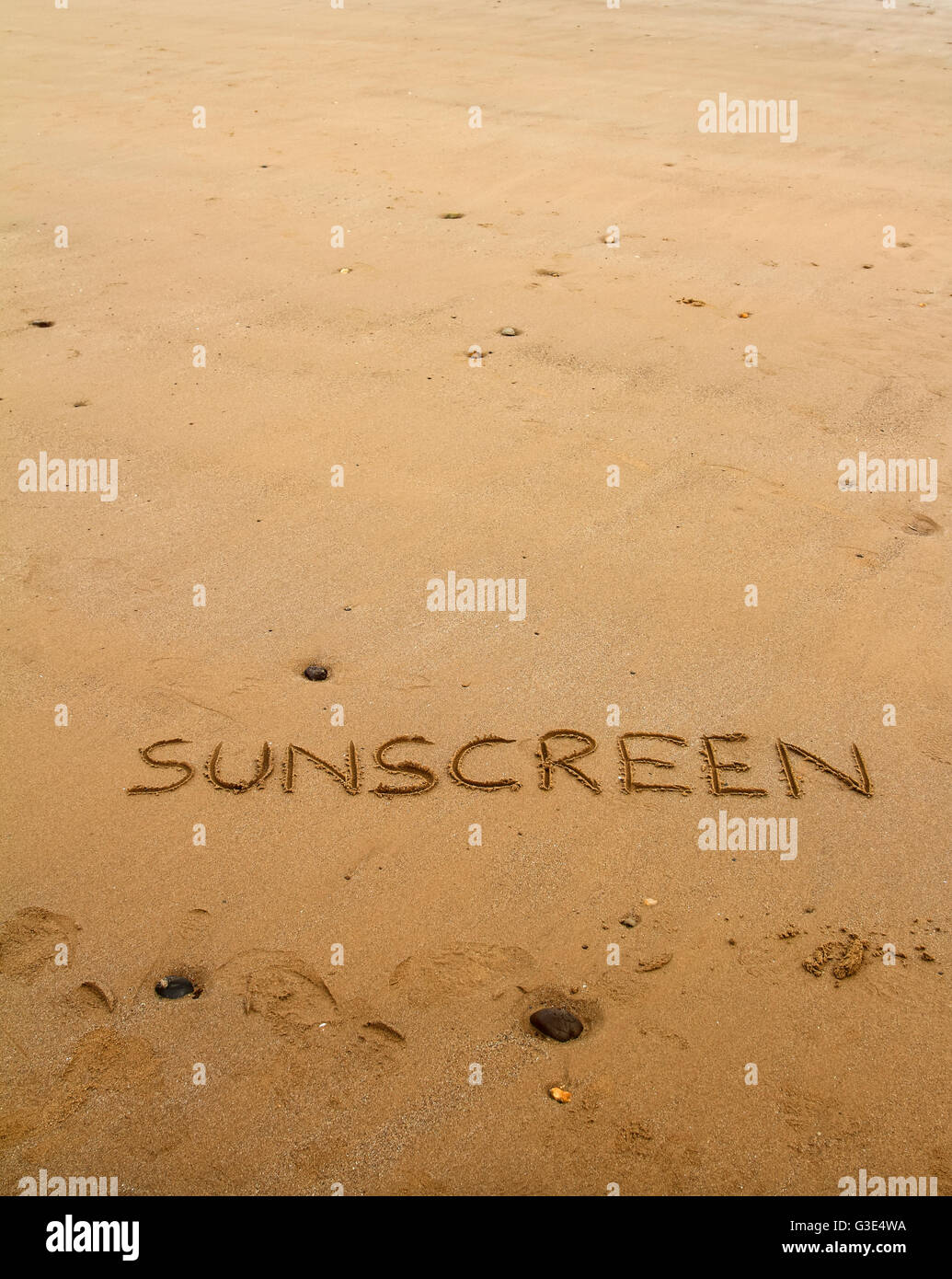 The word Sunscreen wrote in sand on a beach Stock Photo - Alamy