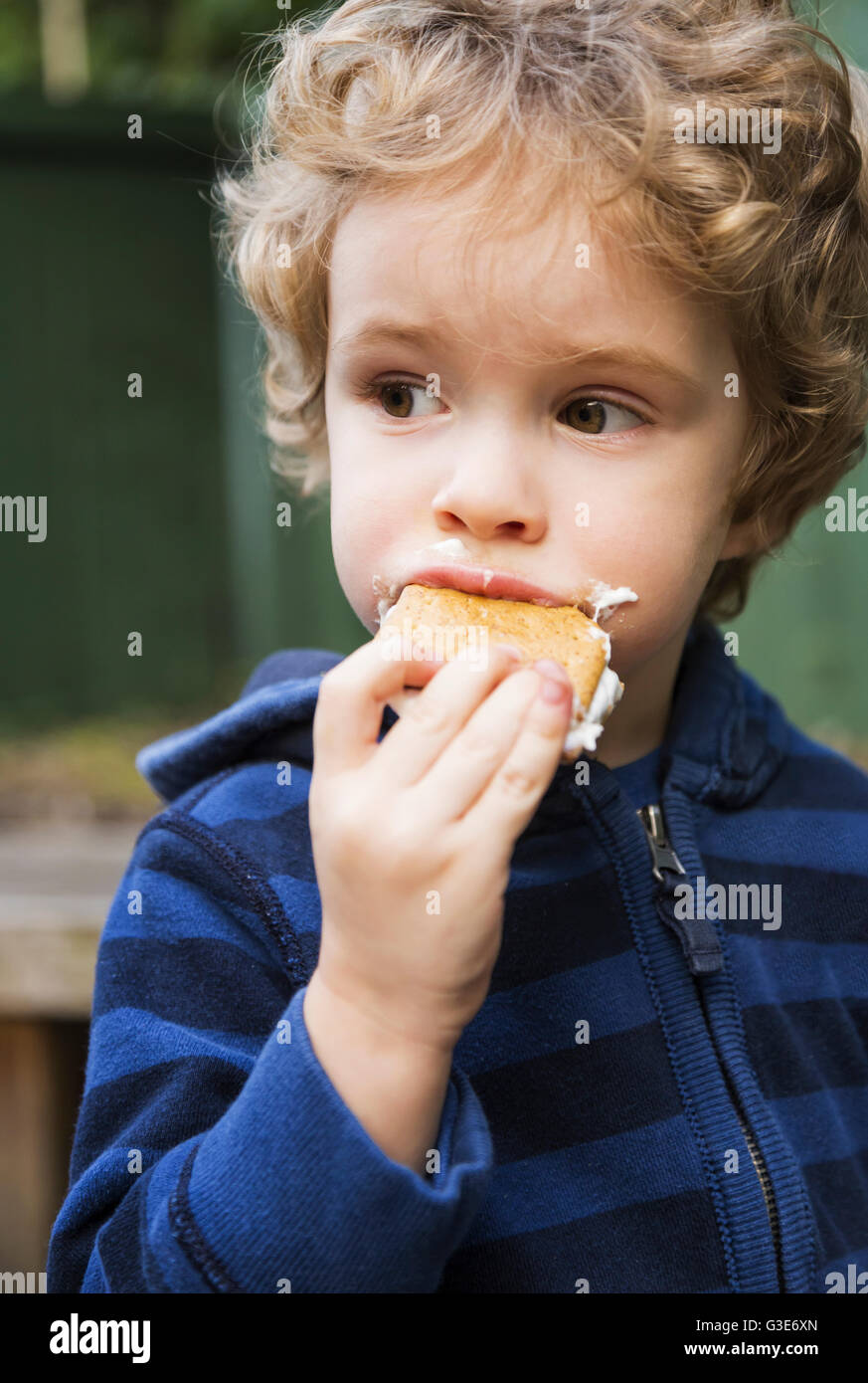 Child eating a smore hi-res stock photography and images - Alamy