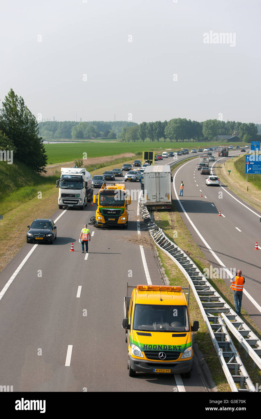 Traffic problems after a truck crashed due to a flat tire against the ...