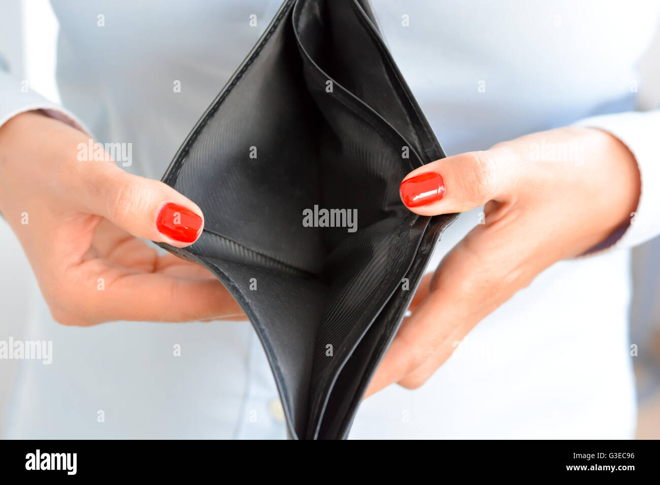 Empty wallet hands hi-res stock photography and images - Alamy