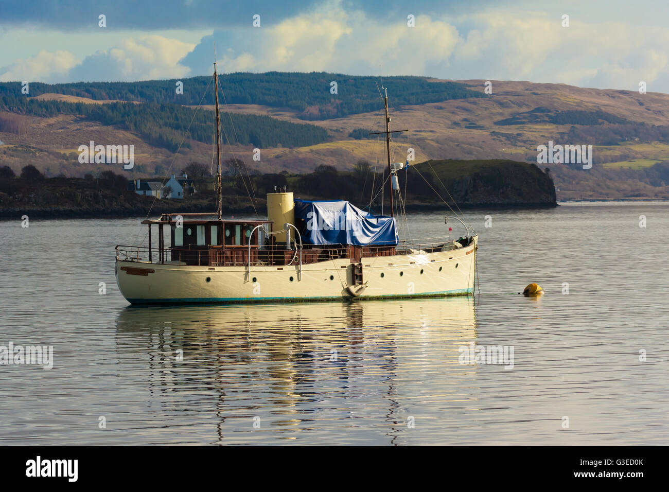 old steam boat anchored in tobermory bay Stock Photo - Alamy
