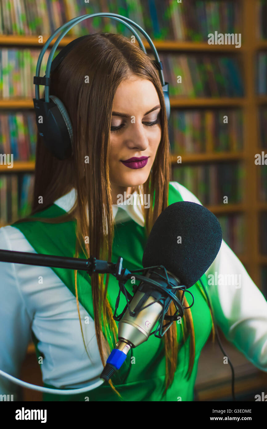 Interviewer mic hi-res stock photography and images - Alamy