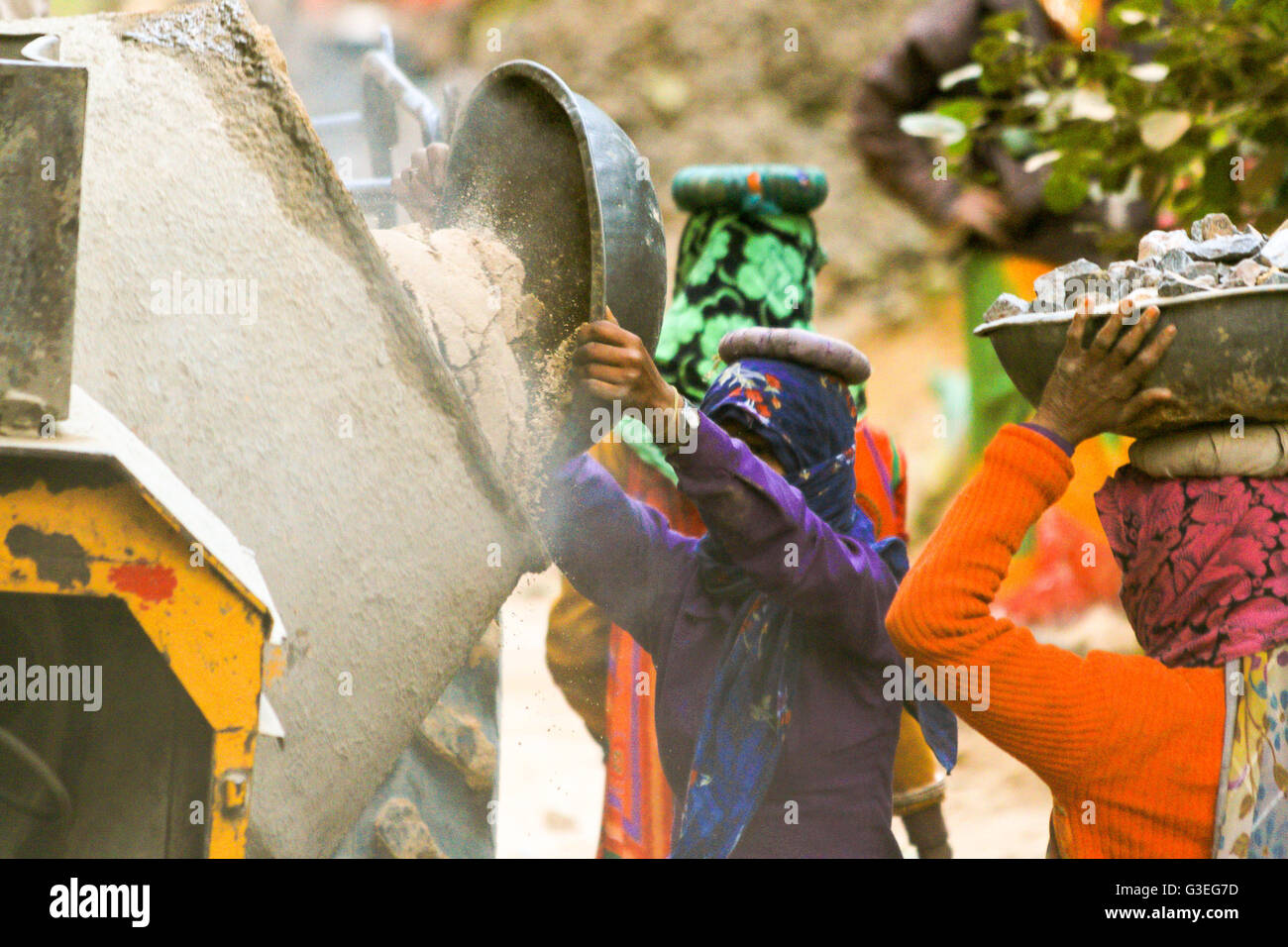 Untouchable Indian women digging road at Ranthambore Fort, India Stock ...