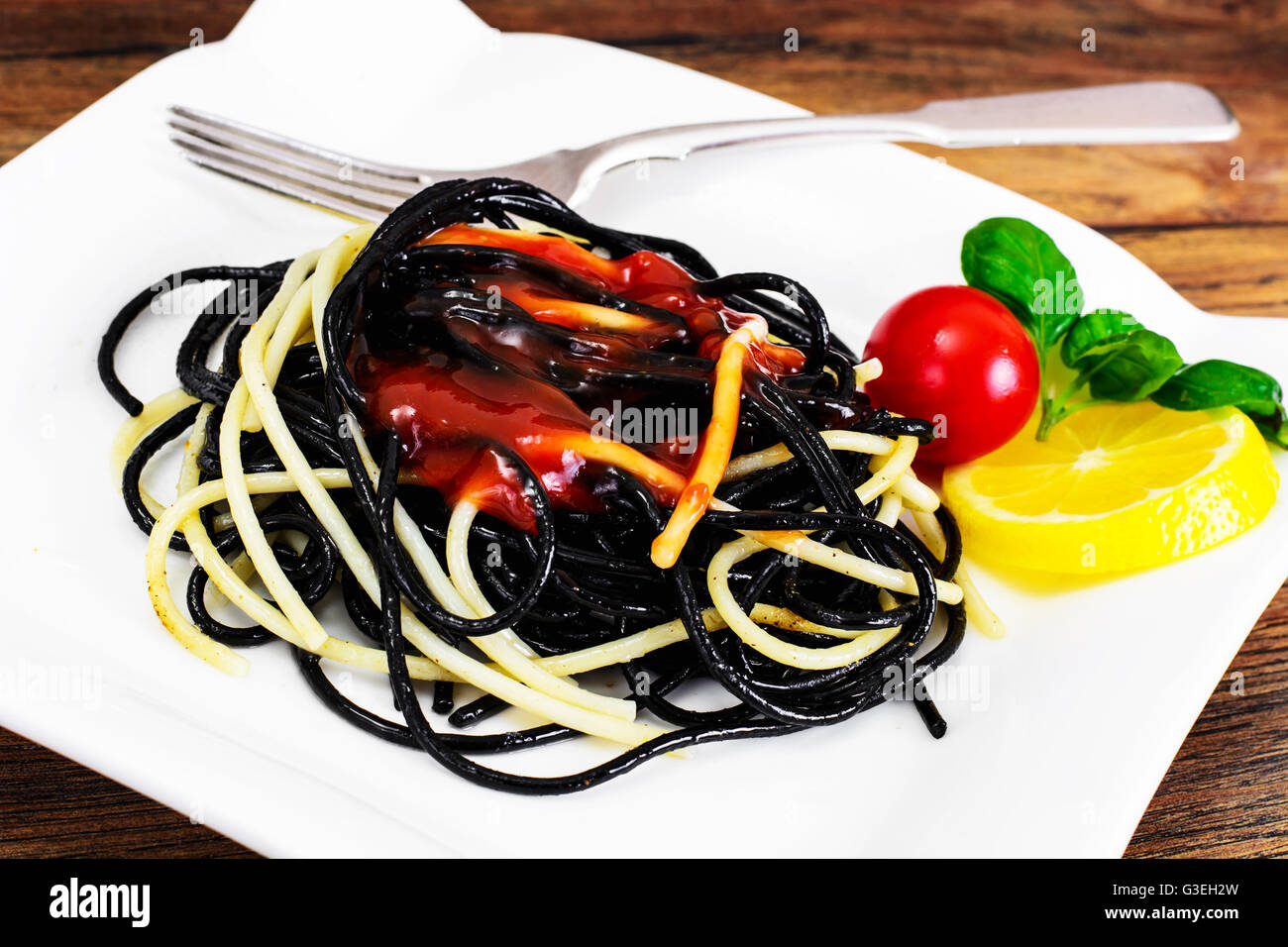 Spaghetti with cuttlefish ink hi-res stock photography and images - Alamy