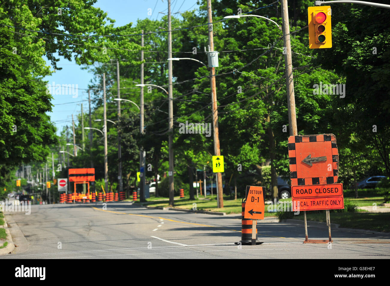 A road closed sign and detour directions at the start of construction ...