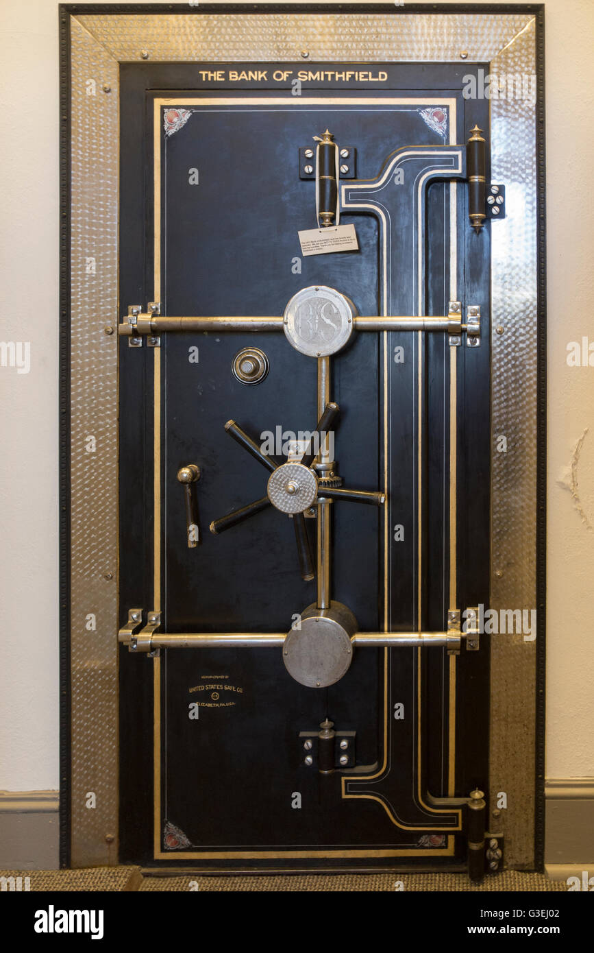 Museum vault door closed hi-res stock photography and images - Alamy