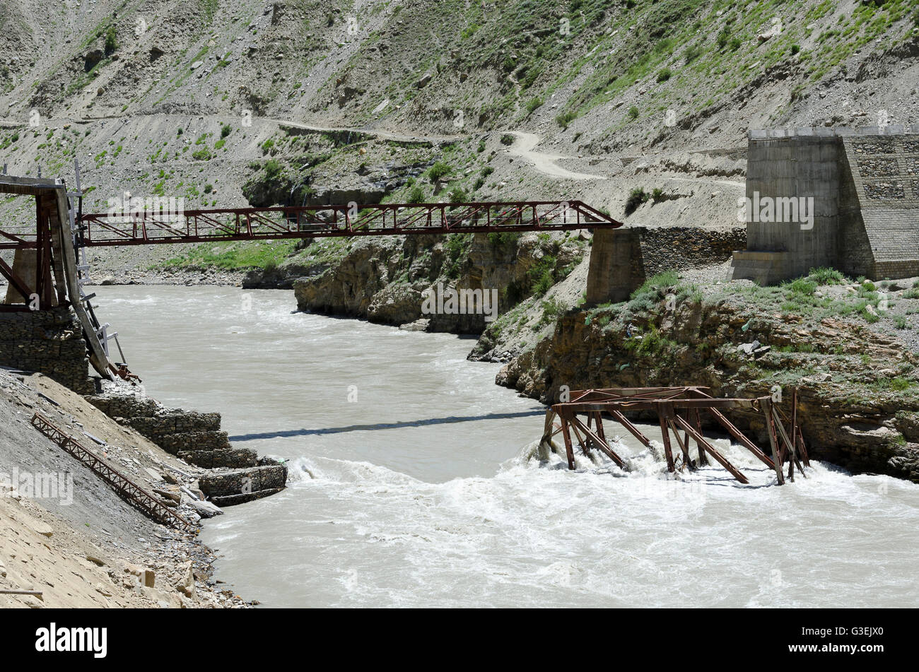 Collapsed bridge and temporary replacement, near Sissu, Manali - Leh ...