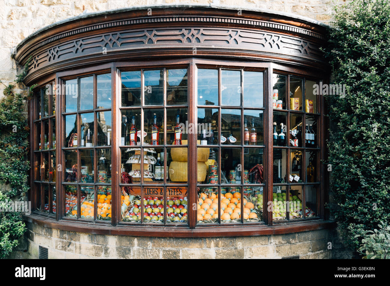Storefront fruit vegetable store hi-res stock photography and images ...