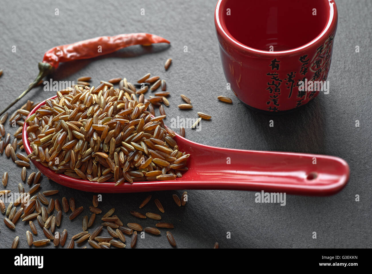 Roter Reis, Schiefer. Red rice on a slate board Stock Photo - Alamy