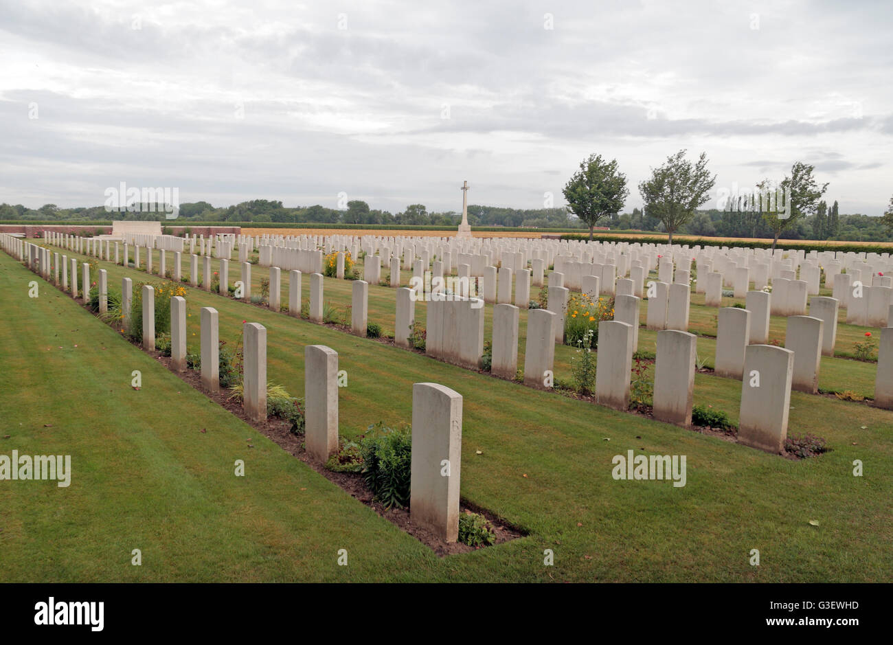Cross of Sacrifice and graves in the CWGC Cambrin Military Cemetery ...
