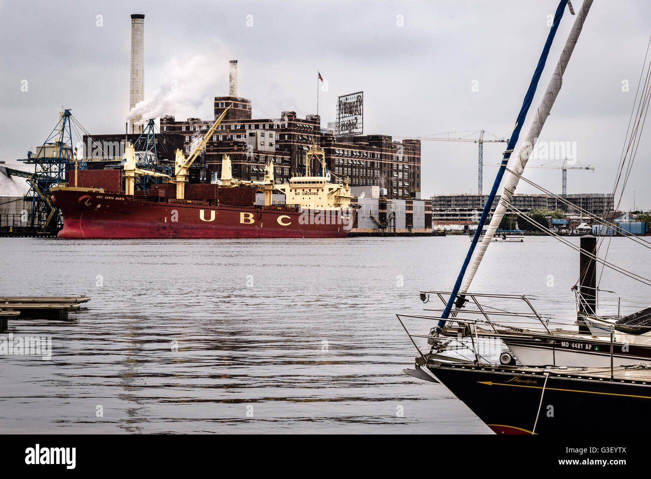Cargo vessel unloading cargo sugar hi-res stock photography and images ...