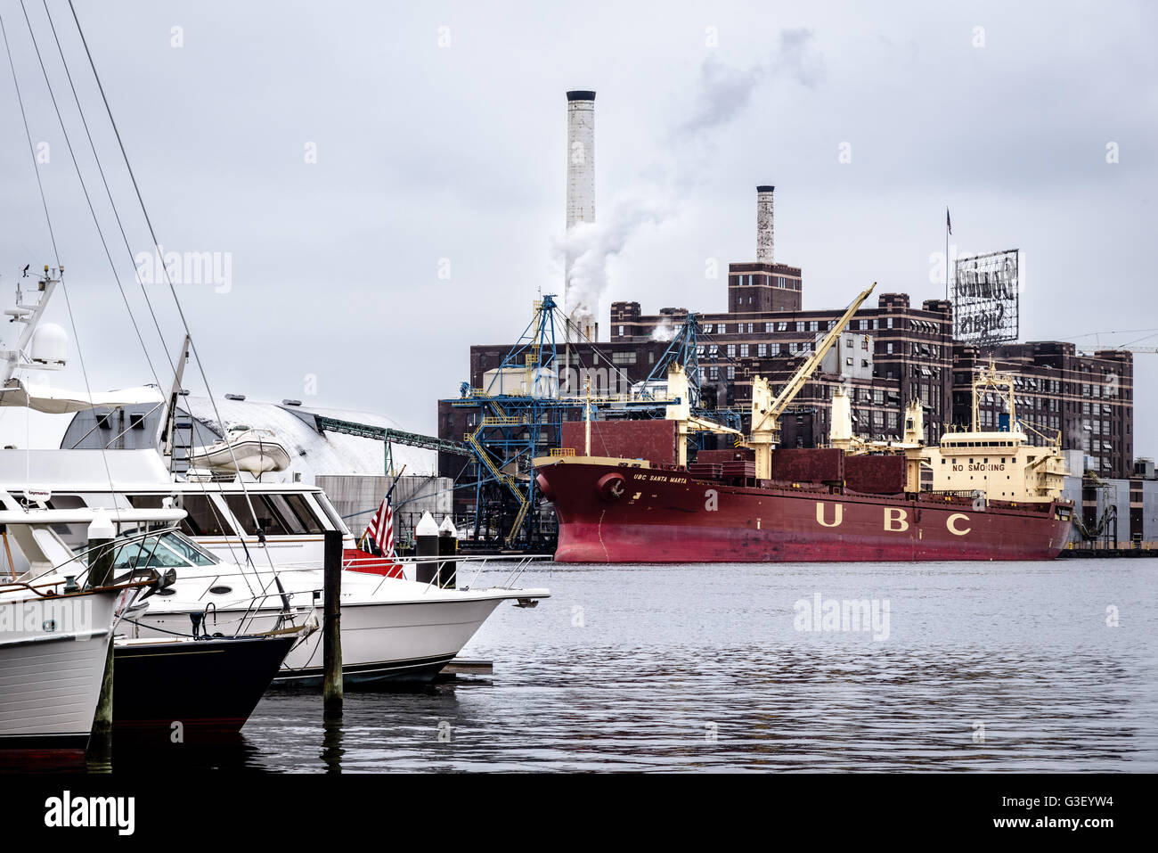 Cargo vessel unloading cargo sugar hi-res stock photography and images ...