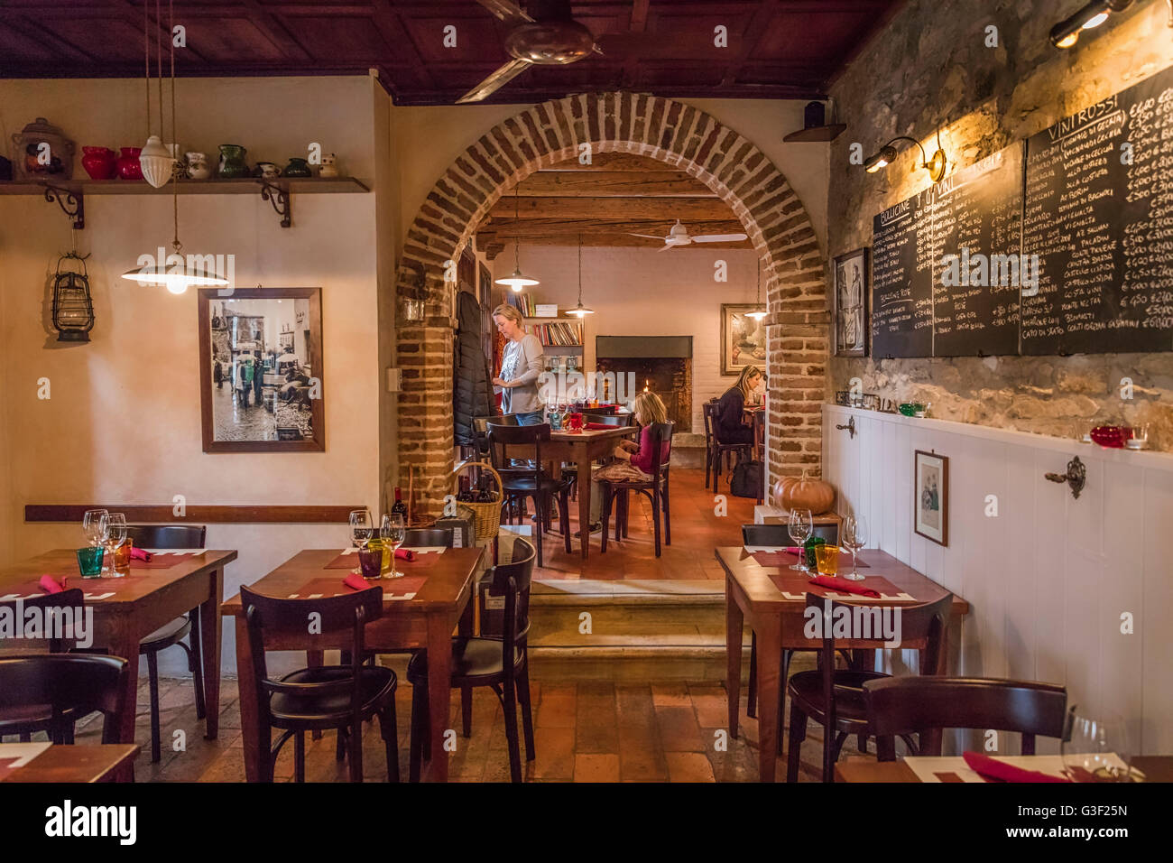 Italian osteria hi-res stock photography and images - Alamy