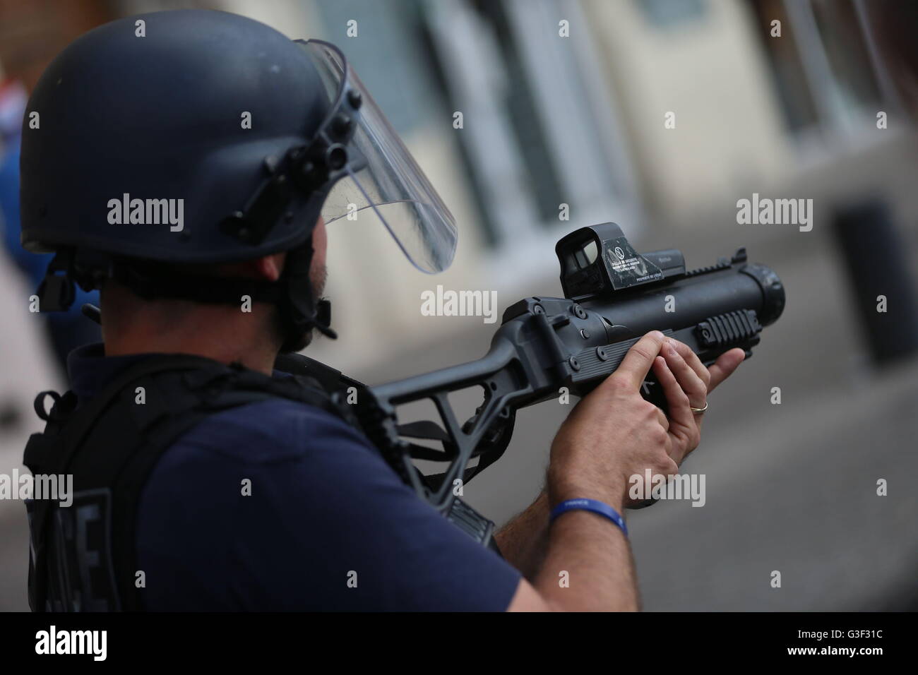 A french police officer aims hi-res stock photography and images - Alamy