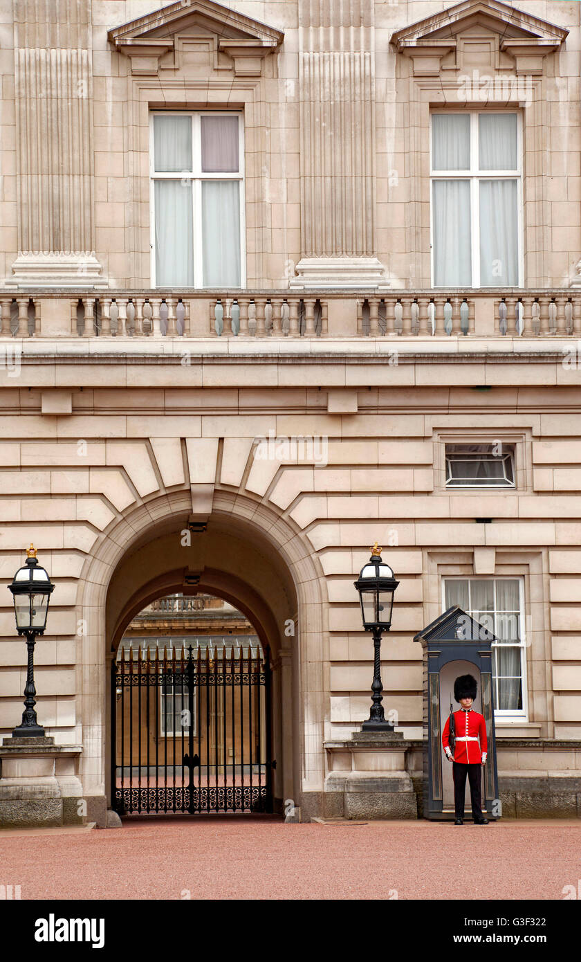 Building, Buckingham Palace, Guard, Uniform Stock Photo - Alamy
