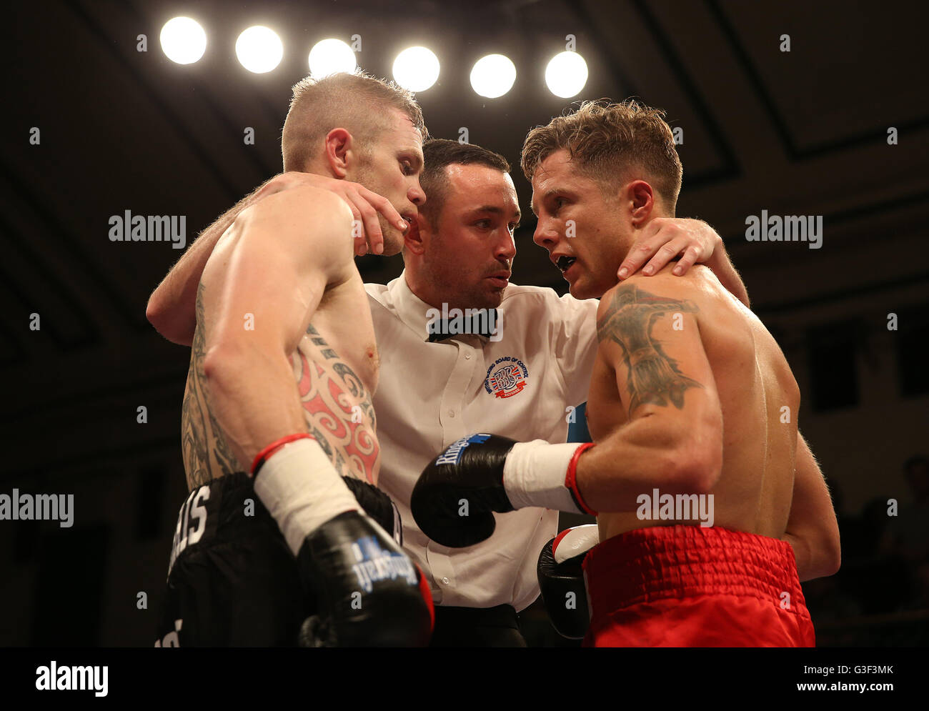 Andy Harris (Left) against Danny Carr in the Super-Featherweight ...