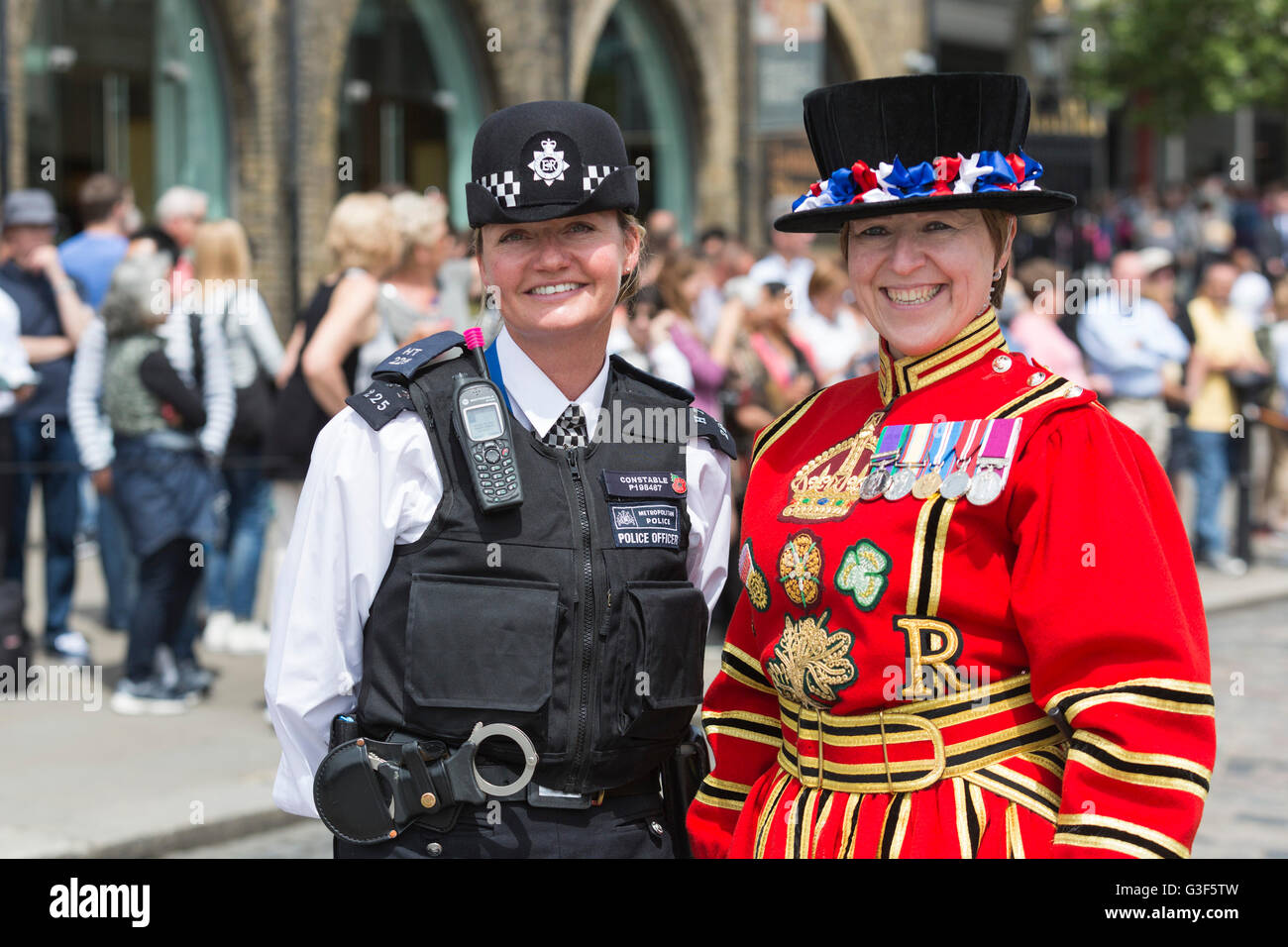 Female Police Officer and female Yeoman Warder at the Tower of London ...