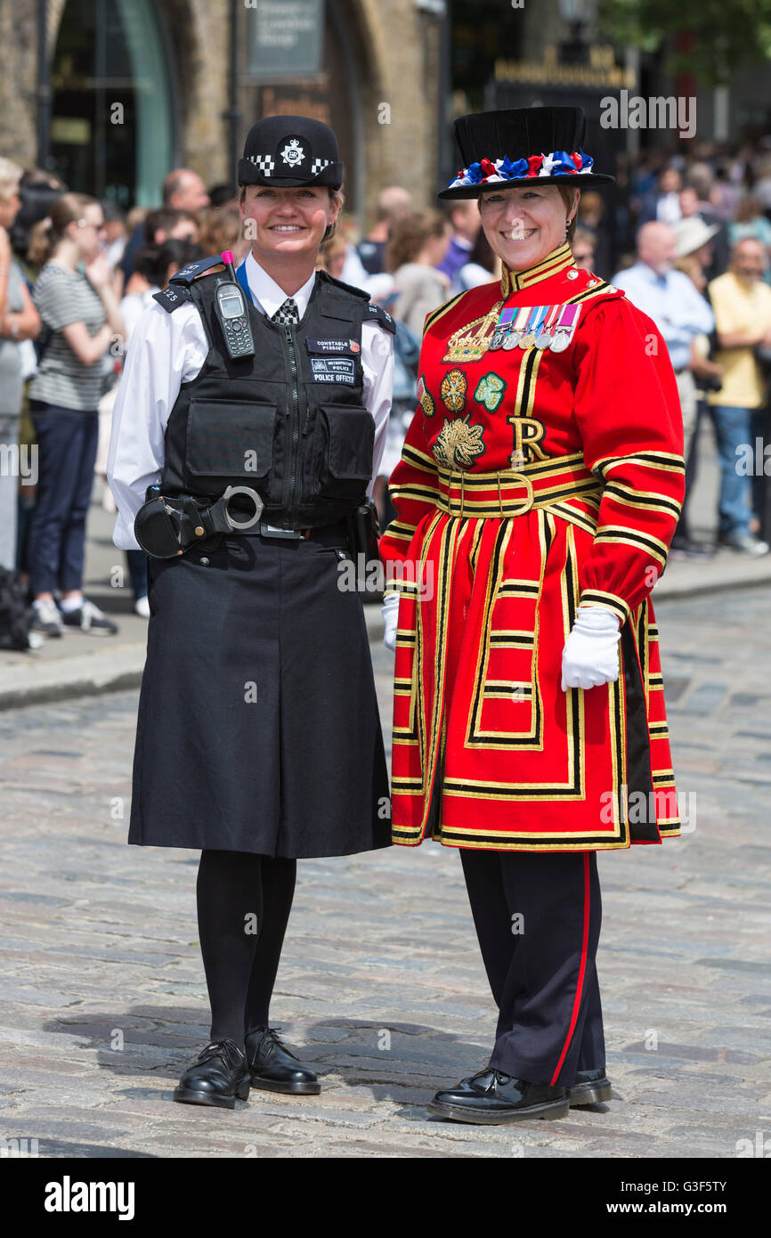 Female Police Officer and female Yeoman Warder at the Tower of London ...