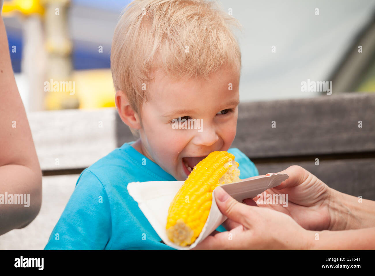 A little boy eating corn on the cob Stock Photo - Alamy