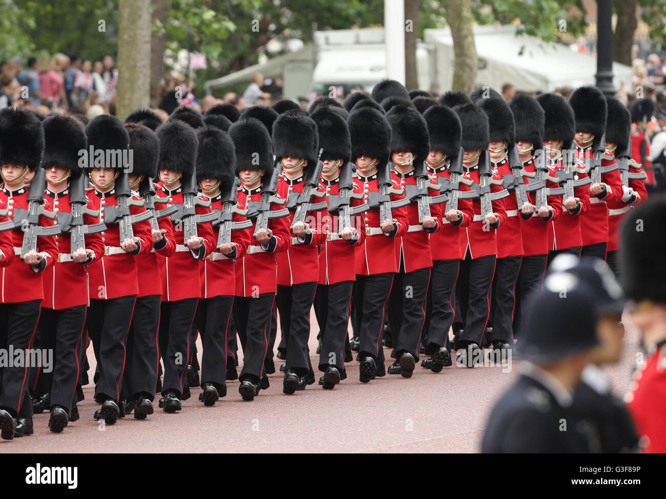 Soldiers ahead trooping colour ceremony horse guards parade hi-res ...