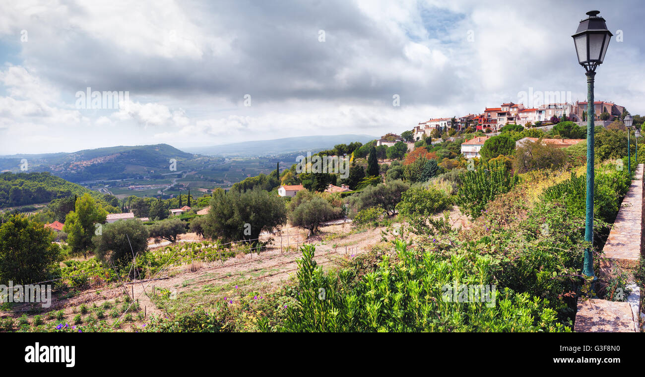 Le castellet village hi-res stock photography and images - Alamy