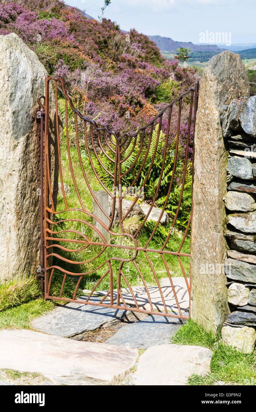 Iron metal gate hi-res stock photography and images - Alamy