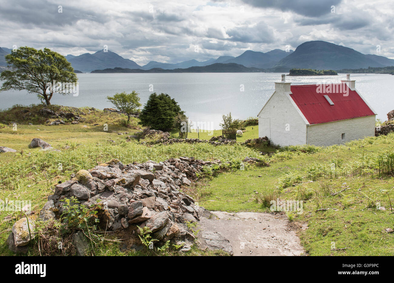 Cottage red roof loch sheildaig hi-res stock photography and images - Alamy