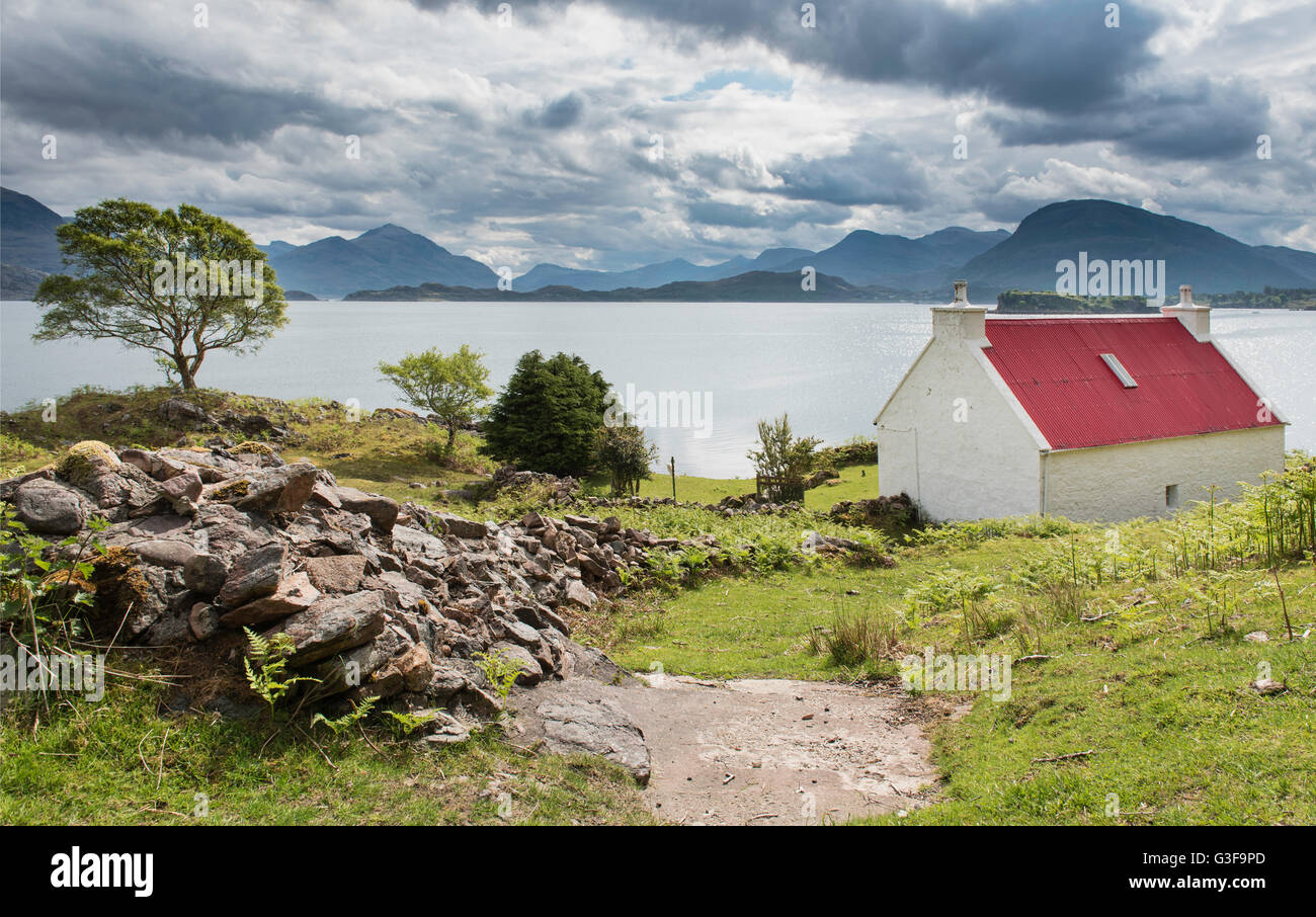 Cottage red roof loch sheildaig hi-res stock photography and images - Alamy