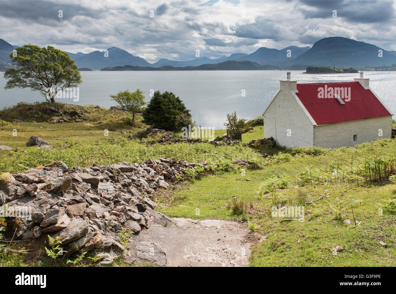Cottage red roof loch sheildaig hi-res stock photography and images - Alamy