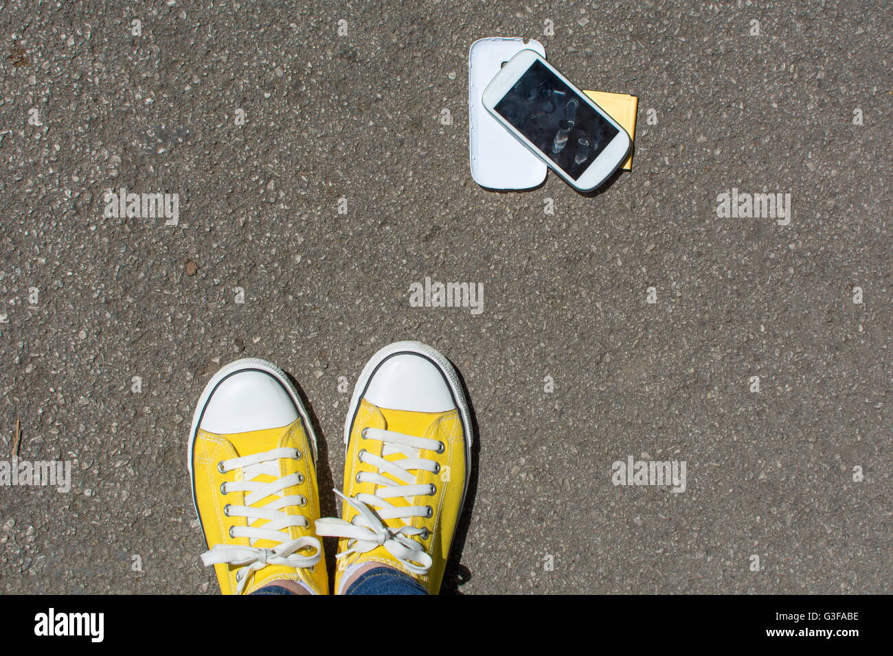 Cellphone smartphone drop on ground hi-res stock photography and images ...