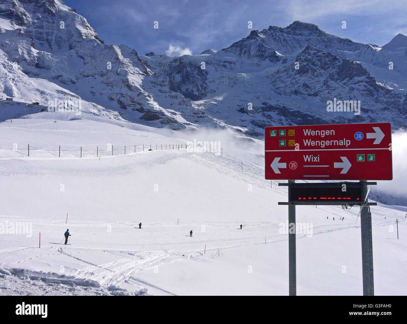 Piste marker sign hi-res stock photography and images - Alamy