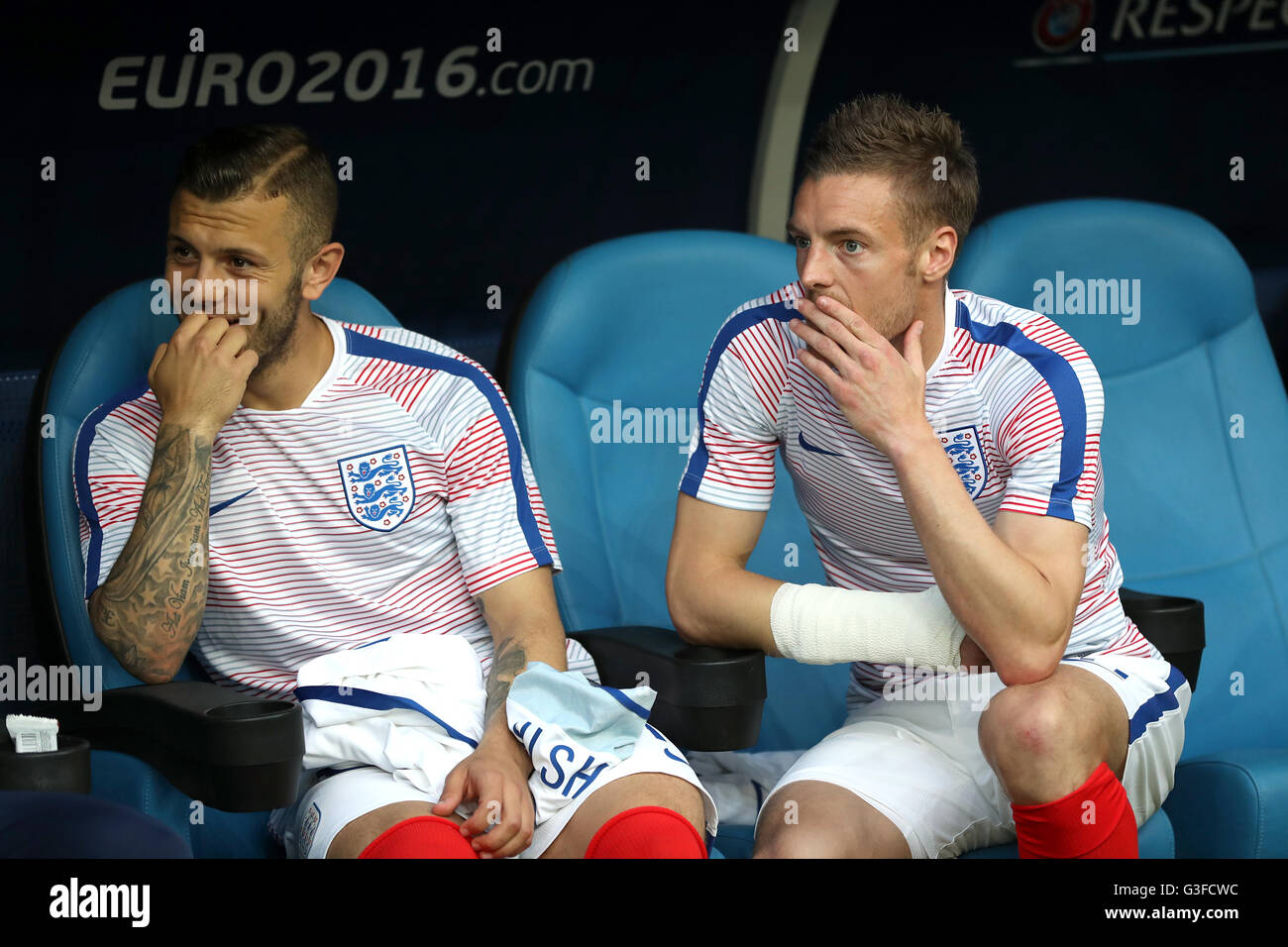 England's Jack Wilshere and Jamie Vardy (right) look on from the ...