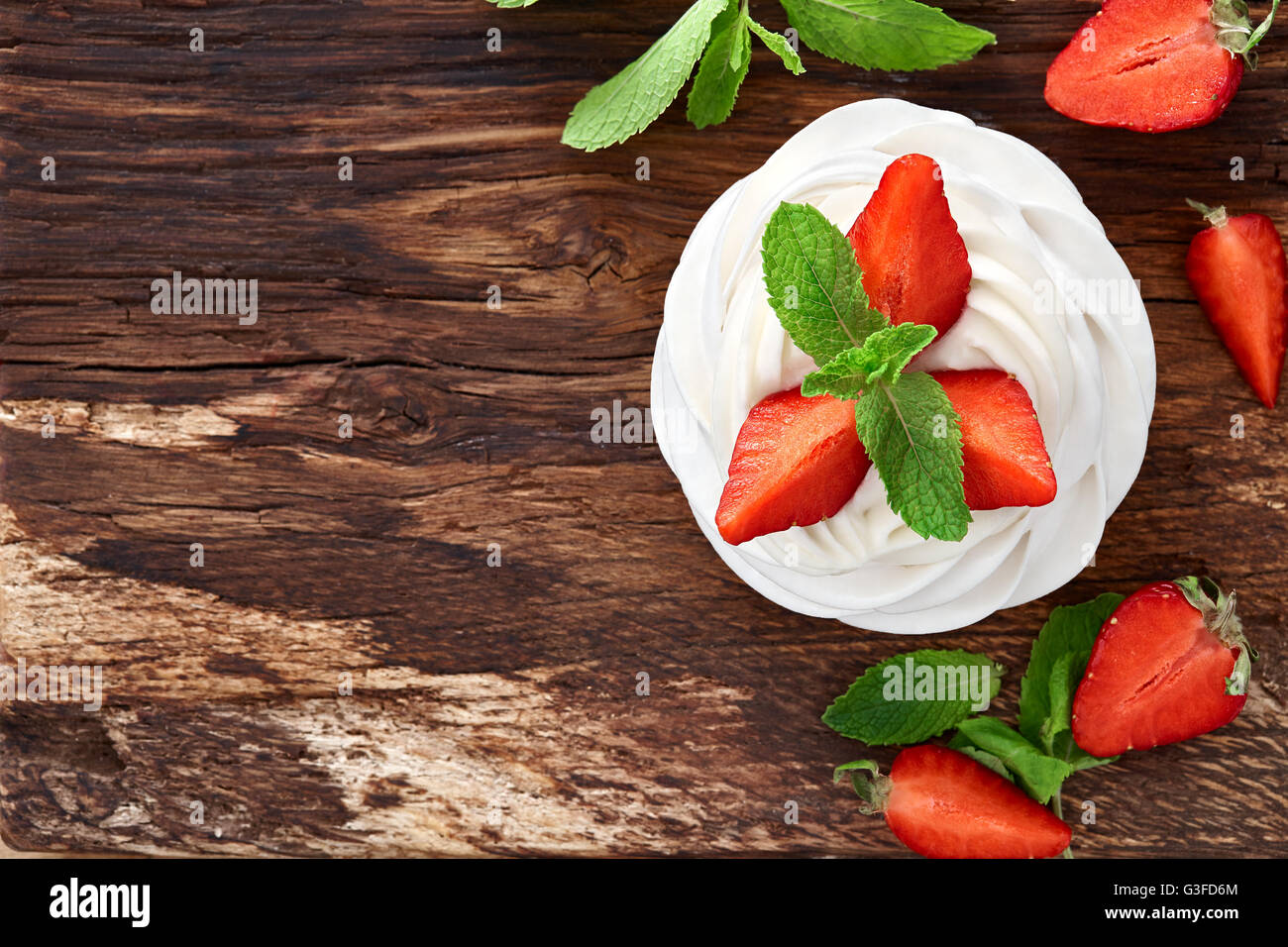 Pavlova dessert hi-res stock photography and images - Alamy