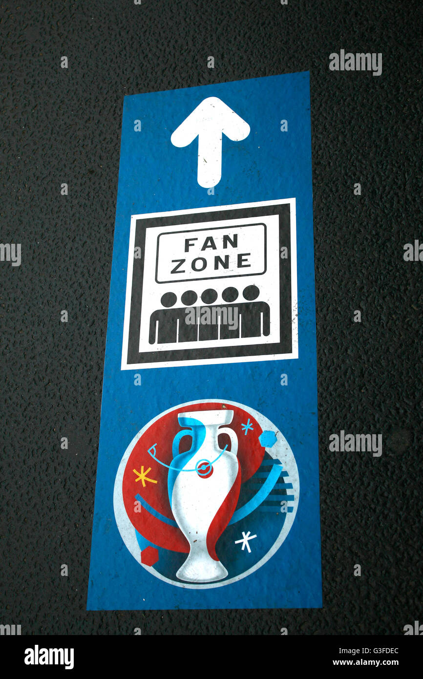 Fan zone paris hi-res stock photography and images - Alamy