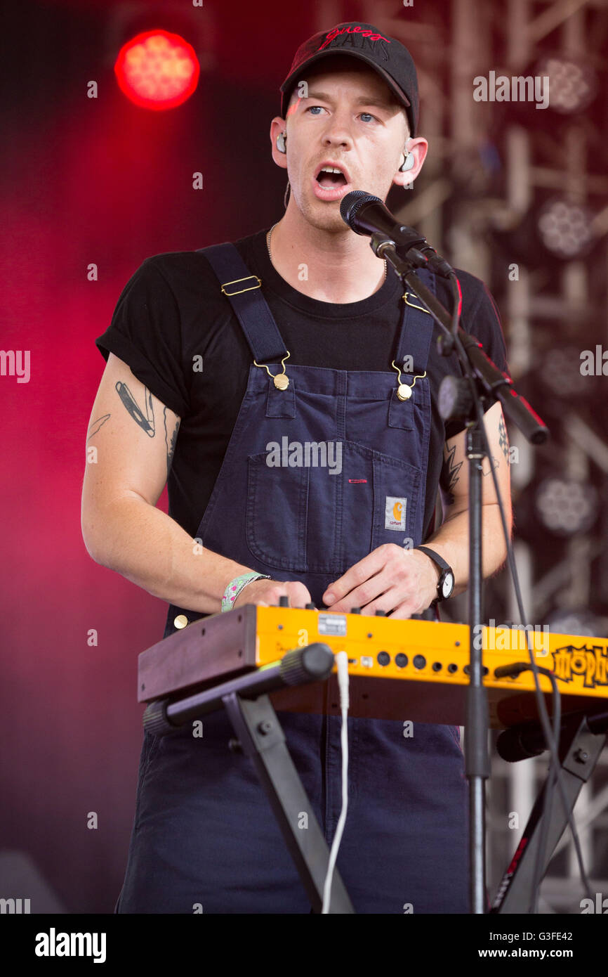 Les priest hi-res stock photography and images - Alamy