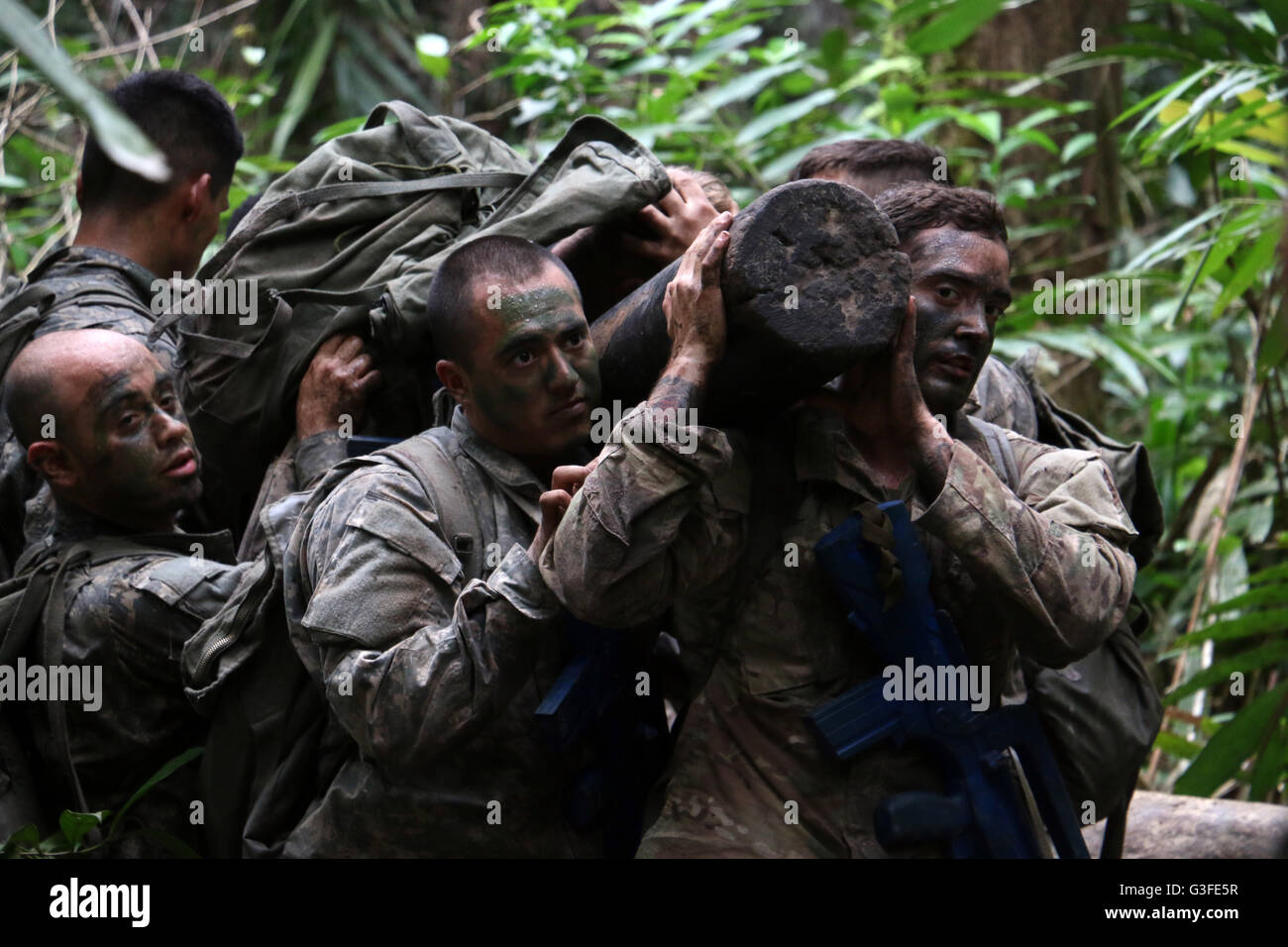 Soldiers with 2nd platoon hi-res stock photography and images - Alamy