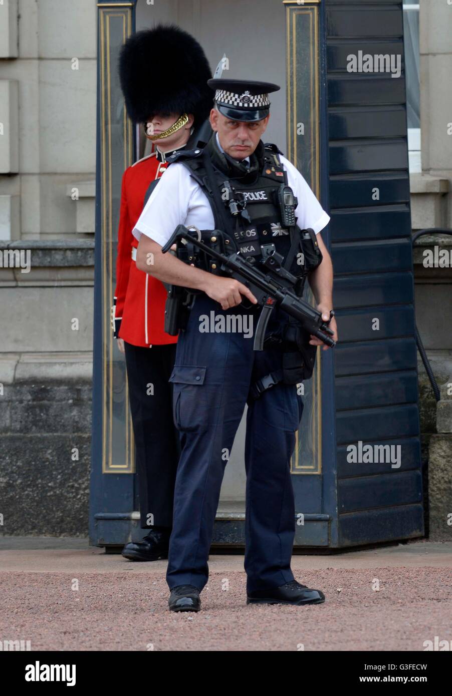 Police and Royal Guard at Buckingham Palace, London, Britain, UK Stock ...