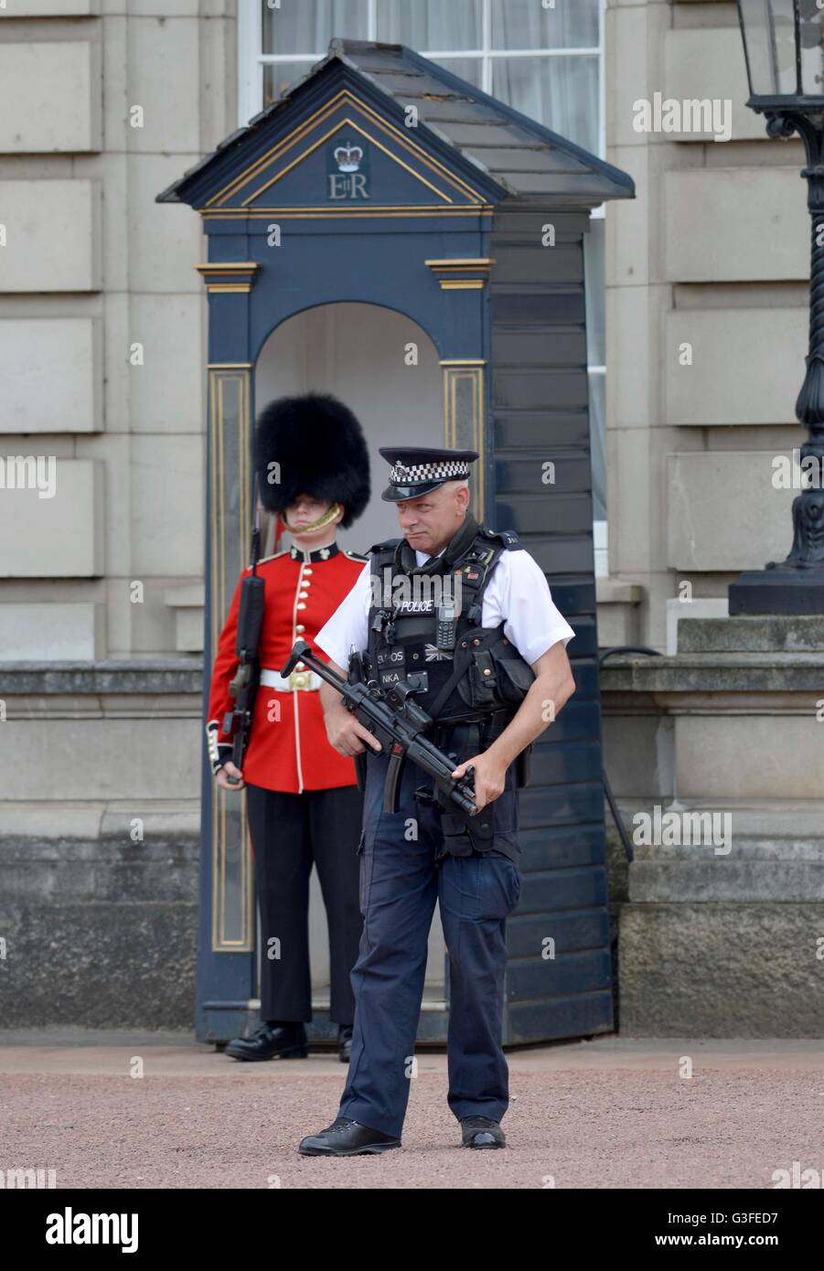 Police and Royal Guard at Buckingham Palace, London, Britain, UK Stock ...