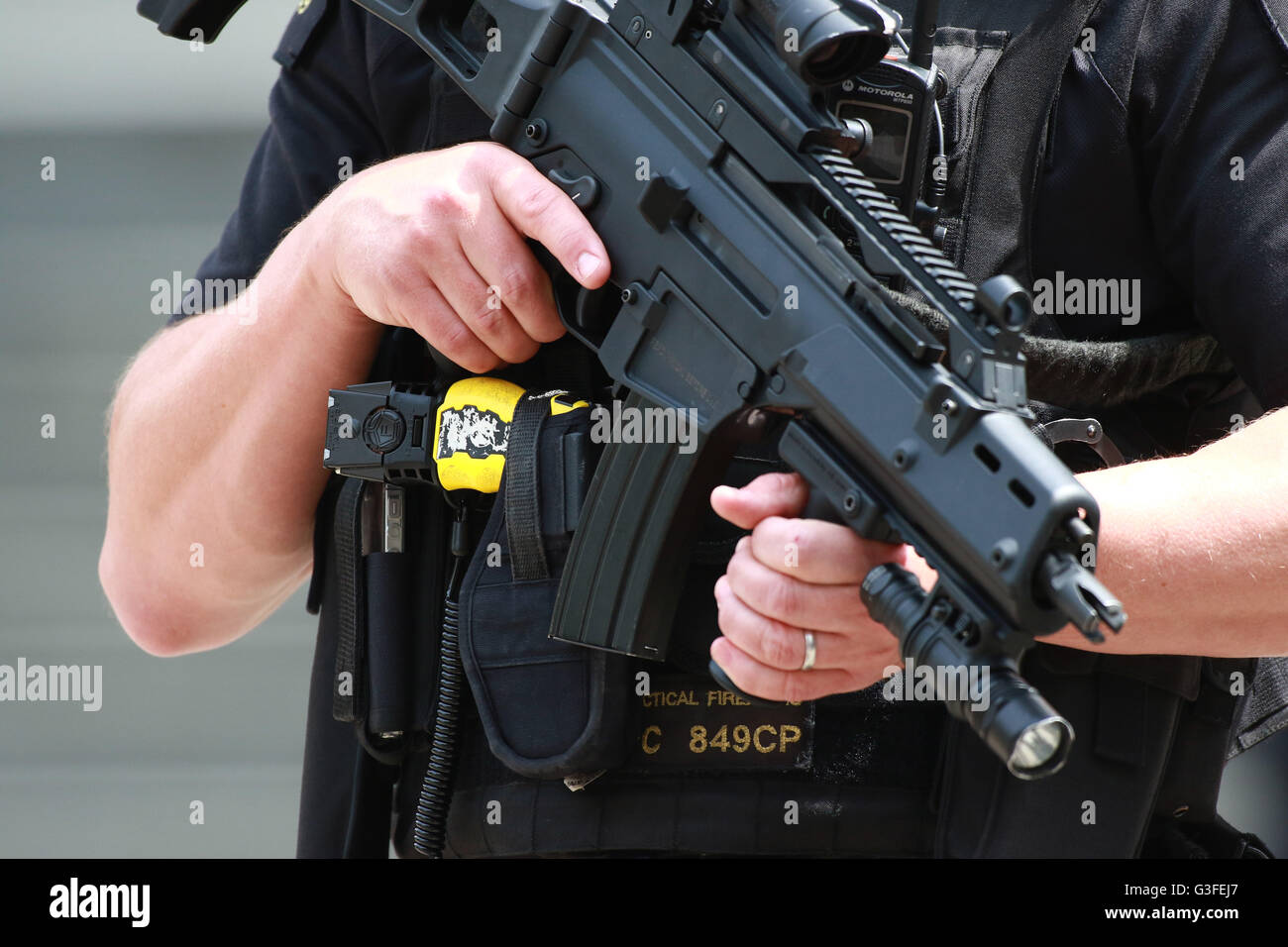 London, UK. 10th June, 2016. A City of London Armed police officer is ...