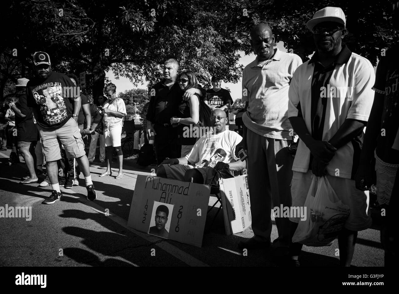 Louisville, USA. 10th June, 2016. Muhammad Ali mourners gather to pay ...