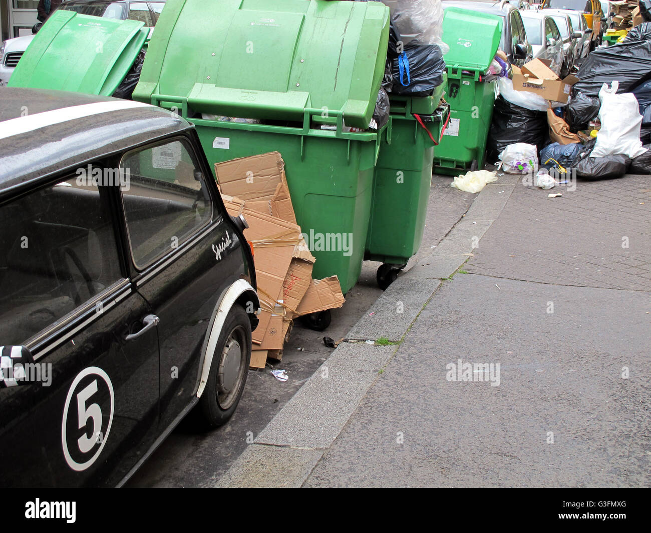 Strike of garbage collection, Paris, 75006, France Stock Photo - Alamy