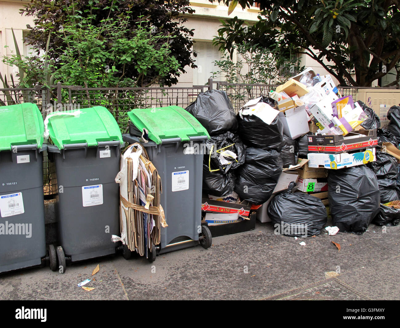 Strike of garbage collection, Paris, 75006, France Stock Photo - Alamy